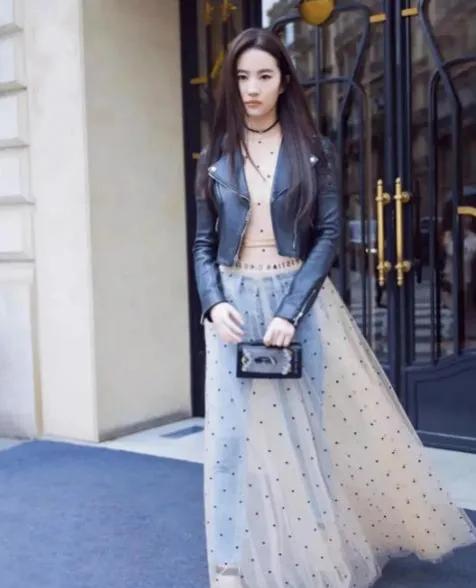 Liu Yifei's taste is really unusual. The tulle skirt with jeans is not ...