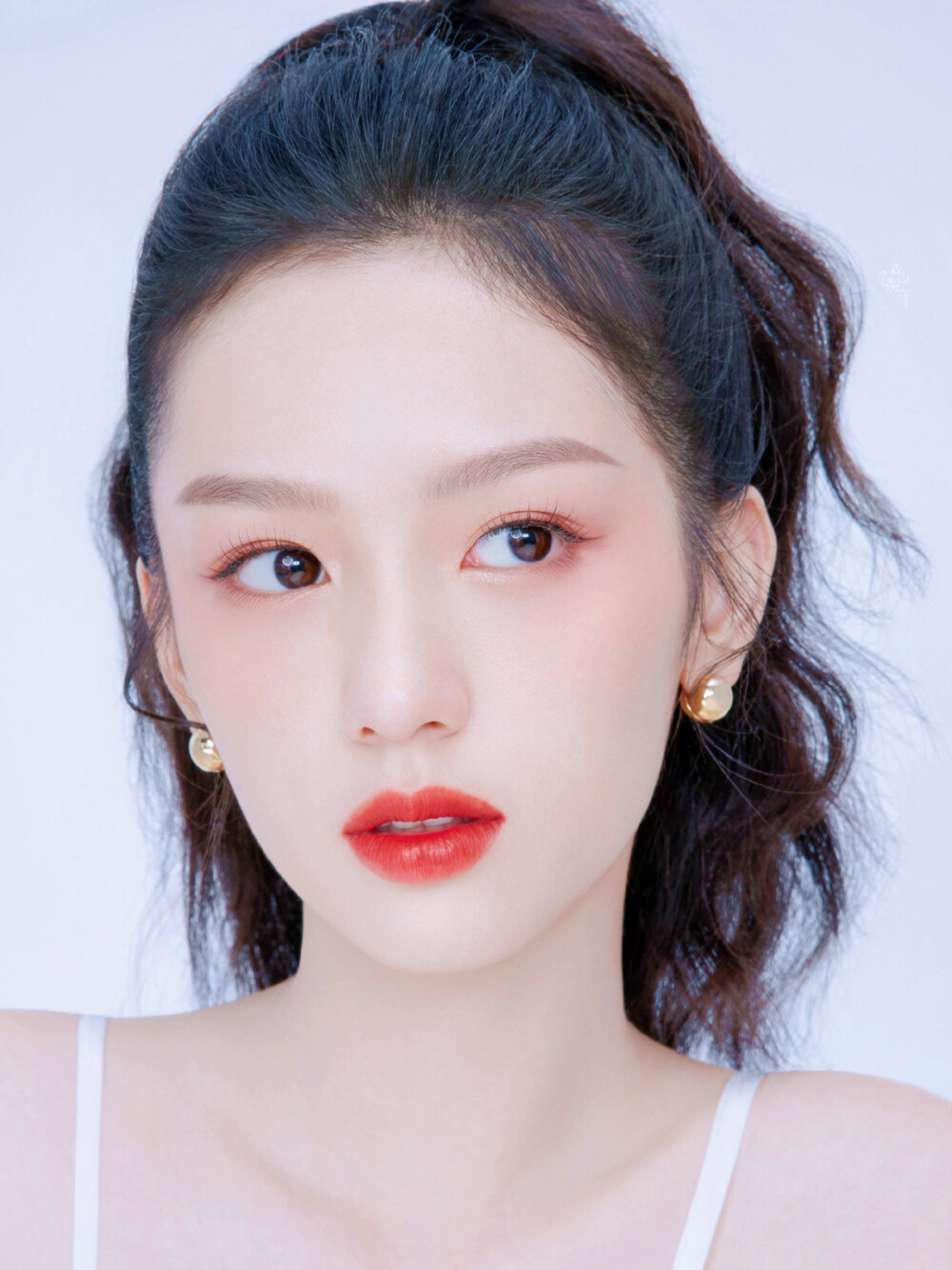 I only serve these 3 female celebrities who have small eyes but are ...