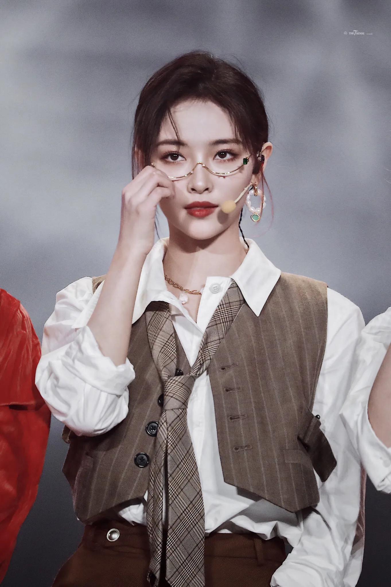 Shen Yan female idol - iNEWS