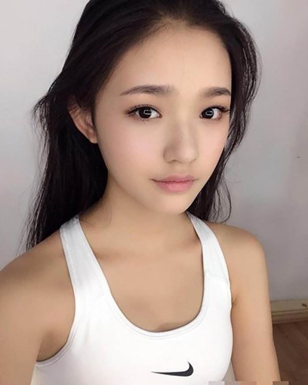 Celebrity Legs Picture-Lin Yun - iNEWS