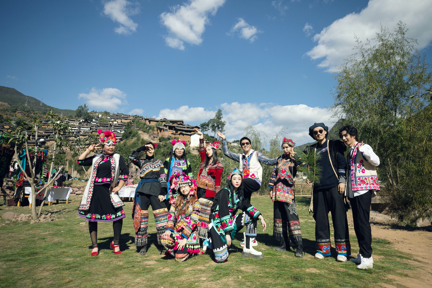 "Field of Hope" Huang Shengyi wears Yi embroidered dress and cockscomb ...