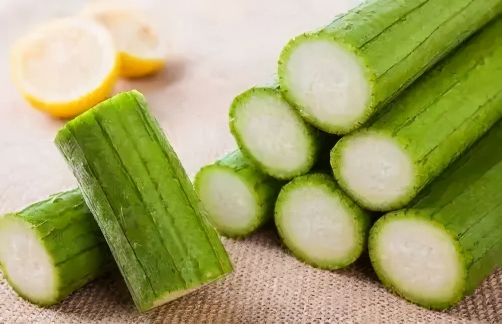 When frying the loofah, it's wrong to put the oil first, teach you how ...