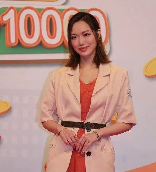 Feng Yingying began to "cultivating one's body", learning embroidery ...