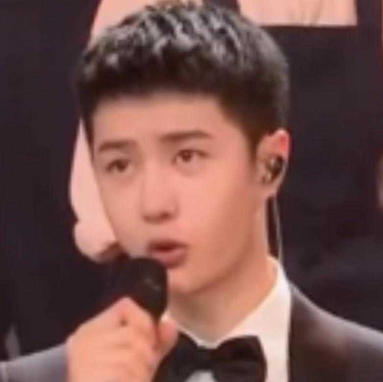 Wang Bo presented flowers to the grandma, and held hands, the voice of ...