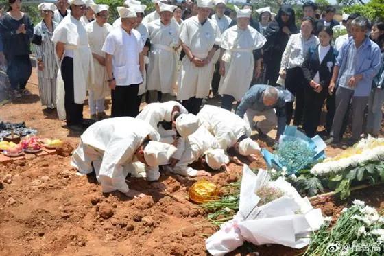 A wonderful cremation ceremony in Korea where the ashes of relatives ...