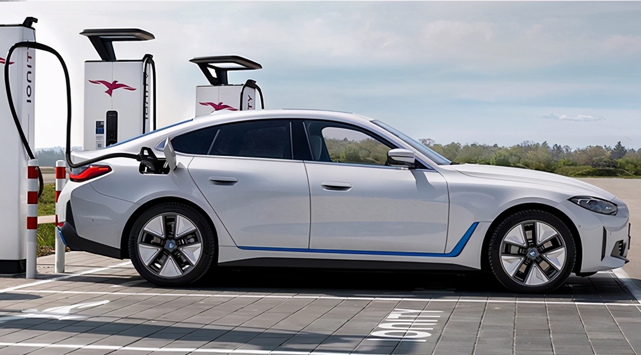 Two-color interior design, handsome appearance, BMW's new i4 unveiled ...