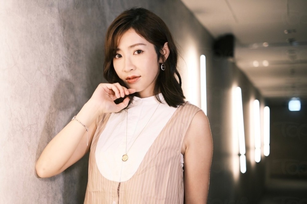 dissatisfied!TVB beauty host Li Yingyi showed a man's hand on her chest ...