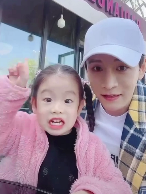 Xiao Li Lin Jingchao's daughter rarely appears in the picture, cute and ...