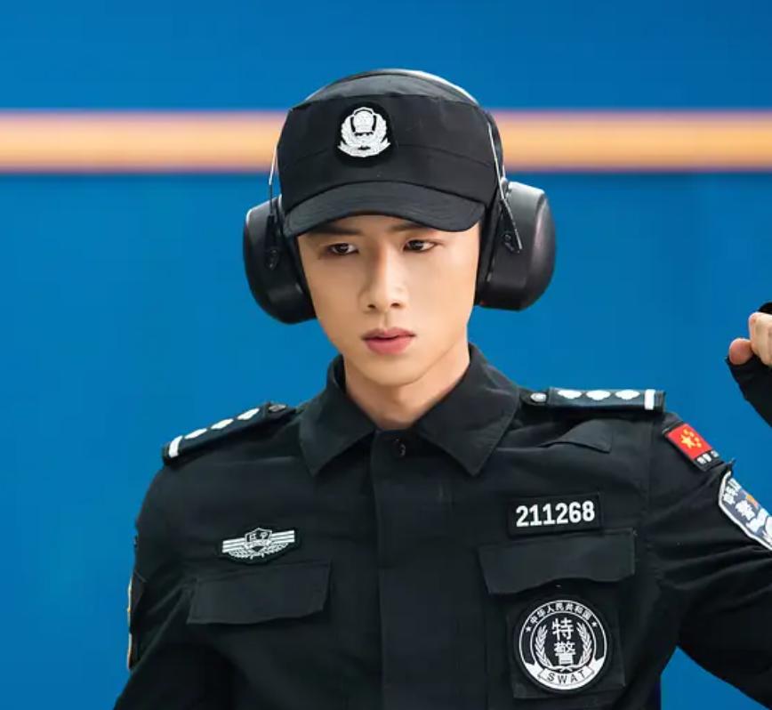 Bai Jingting and Li Zhiting are in the same frame, with a height ...