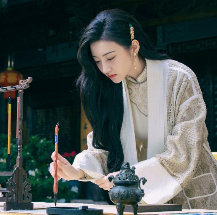 What kind of fairy face is Jing Tian?The cheongsam is not counted if it ...