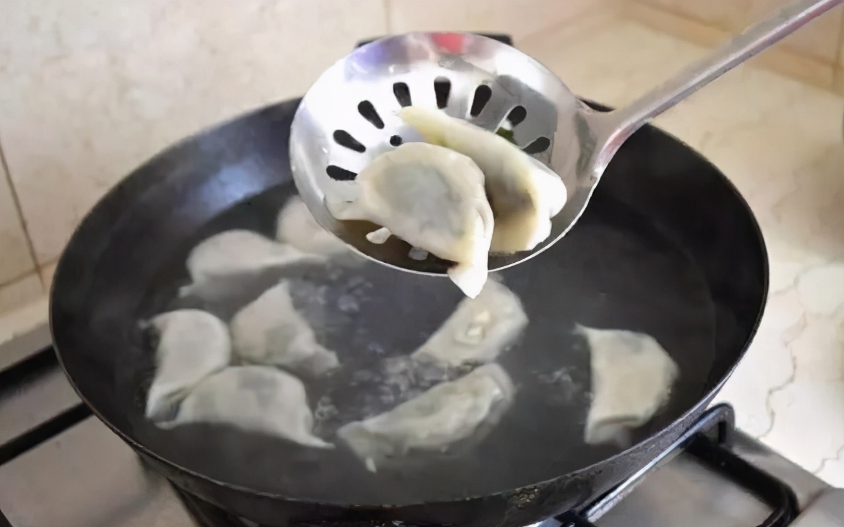 How to cook frozen dumplings without breaking the skin?Don't boil the ...