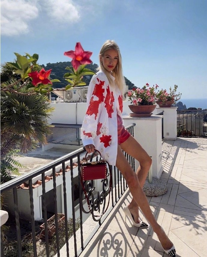 This little German fashion blogger has great color matching ability ...