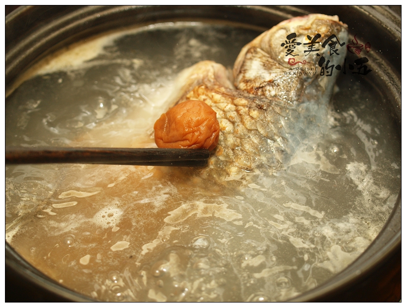 Sour plum and crucian carp soup, only flavored with plums, but the fish ...