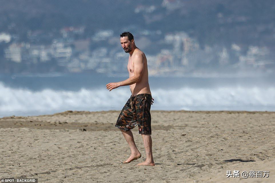 56-year-old Keno Reeves is strong and healthy, keeps swimming habit in ...