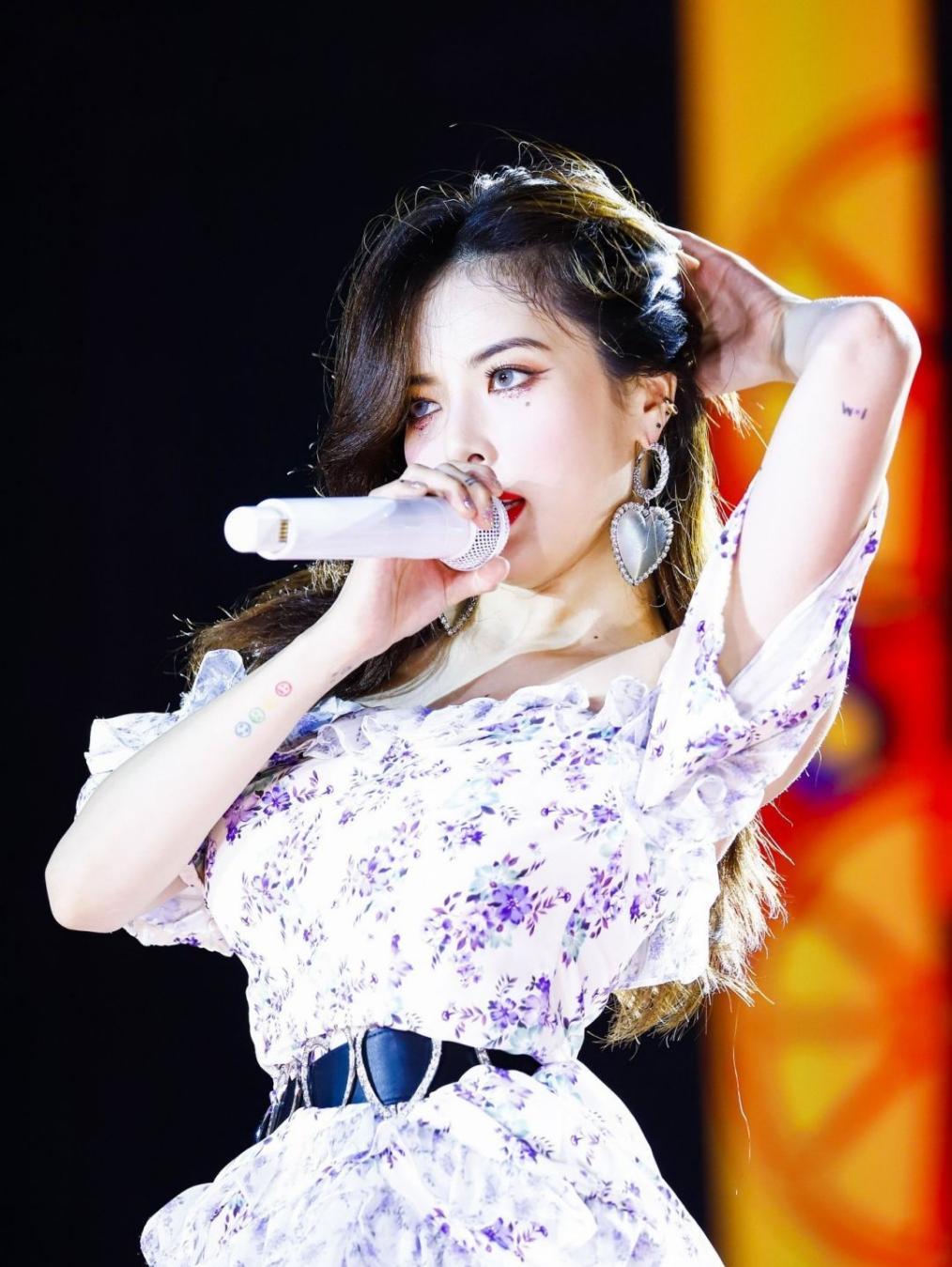 Hyuna takes a photo with her friends! The two show long legs and waist ...