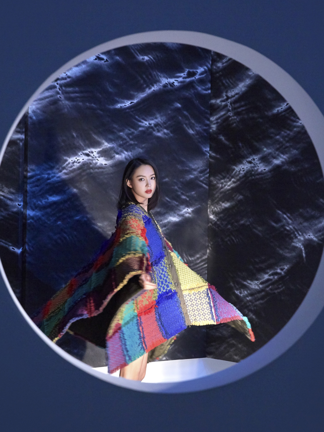 182cm Zhang Zilin and 166cm Huo Siyan, both in cloak style, the ...