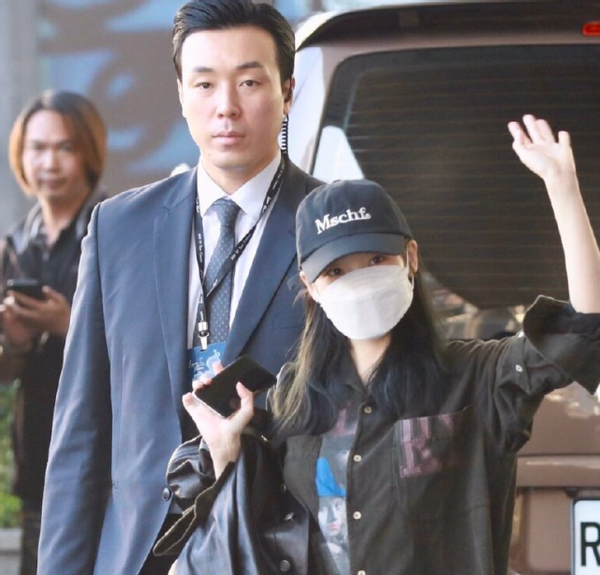 IU Li Zhien and her bodyguard "Uncle" can make up an idol drama - iNEWS