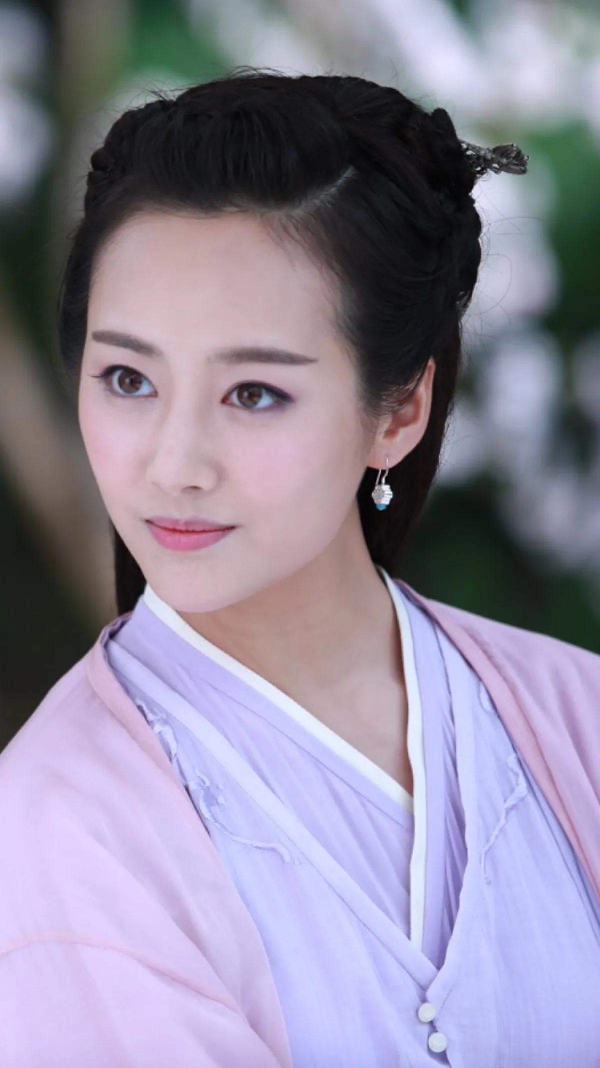 Li Chun.Is she a bit like Wang Ou?It's also a bit like Zheng Shuang, do ...