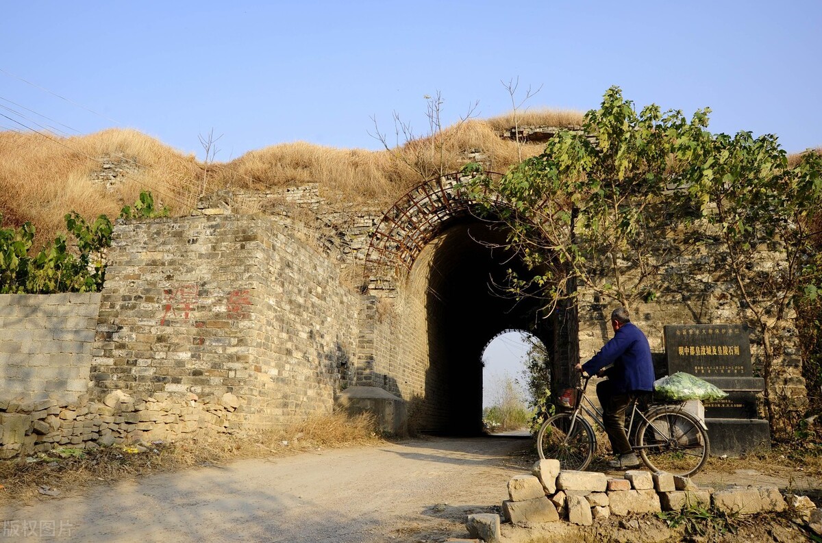 "Zhongdu Fu" by Luo Houchang - iNEWS