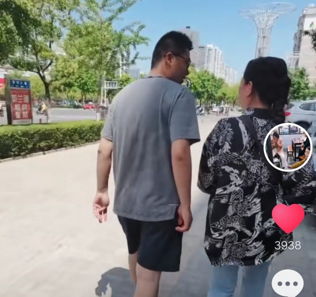 Guo Wei and Xu Ma celebrated Mother's Day, and the two strolled leisurely. Netizens: Holding his ...