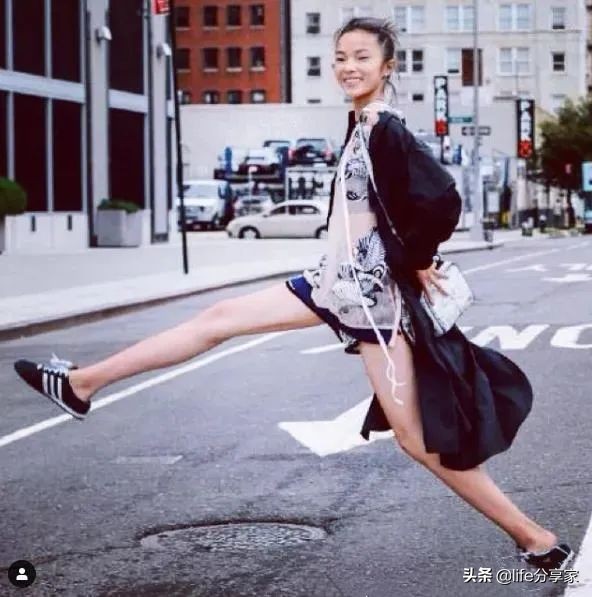 What do human legs look like? 176 cm tall, long legs, look for yourself ...