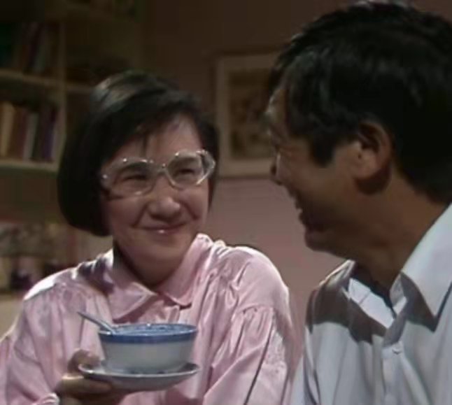 Love as ever!Old drama bone Li Linlin received a kiss from David Jiang on her 73rd birthday ...