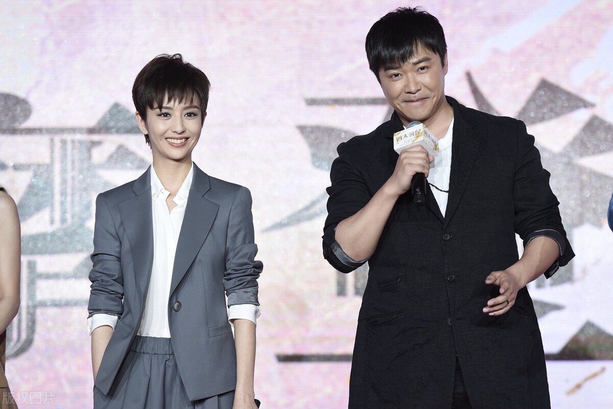 Chen Sicheng and Liu Hawick, who discussed the script with the beautiful woman in the middle of ...