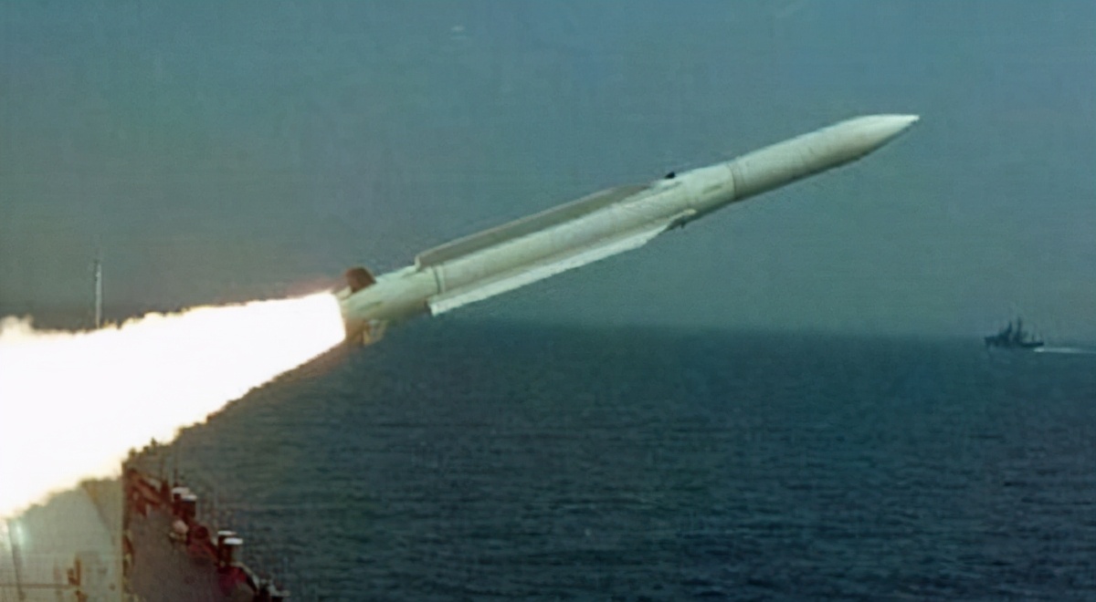 The improved 054A frigate debuts and uses active phased array guidance ...