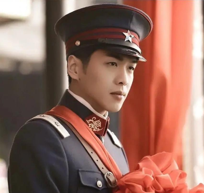 Which one is better in military uniform style?Chen Xingxu's new play ...