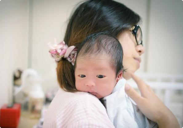 Babies vomiting milk, "burping" is not the best way, try these 3 tips ...