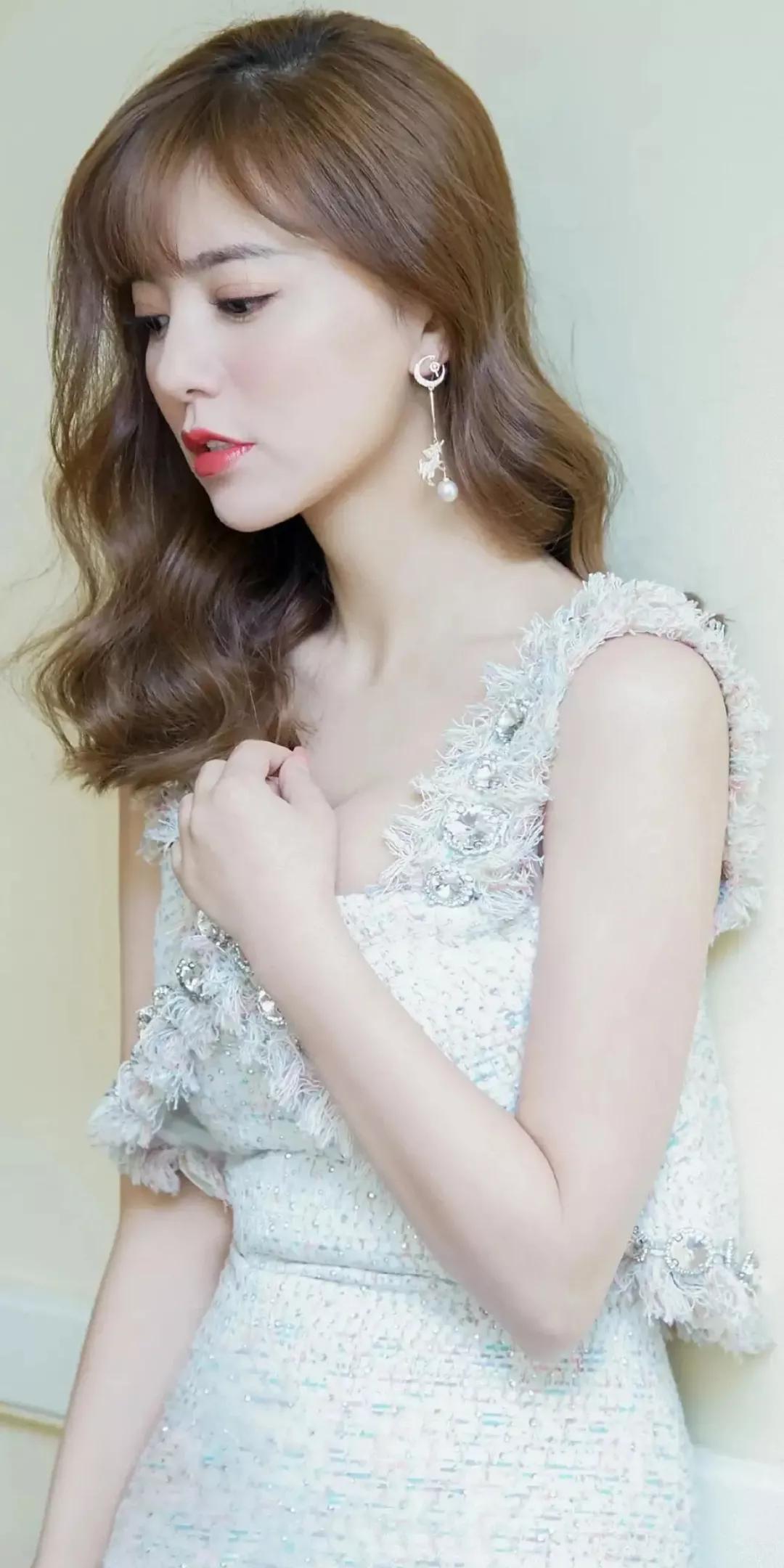 Chinese Tibetan singer, succeeded in entering the Asian market after ...