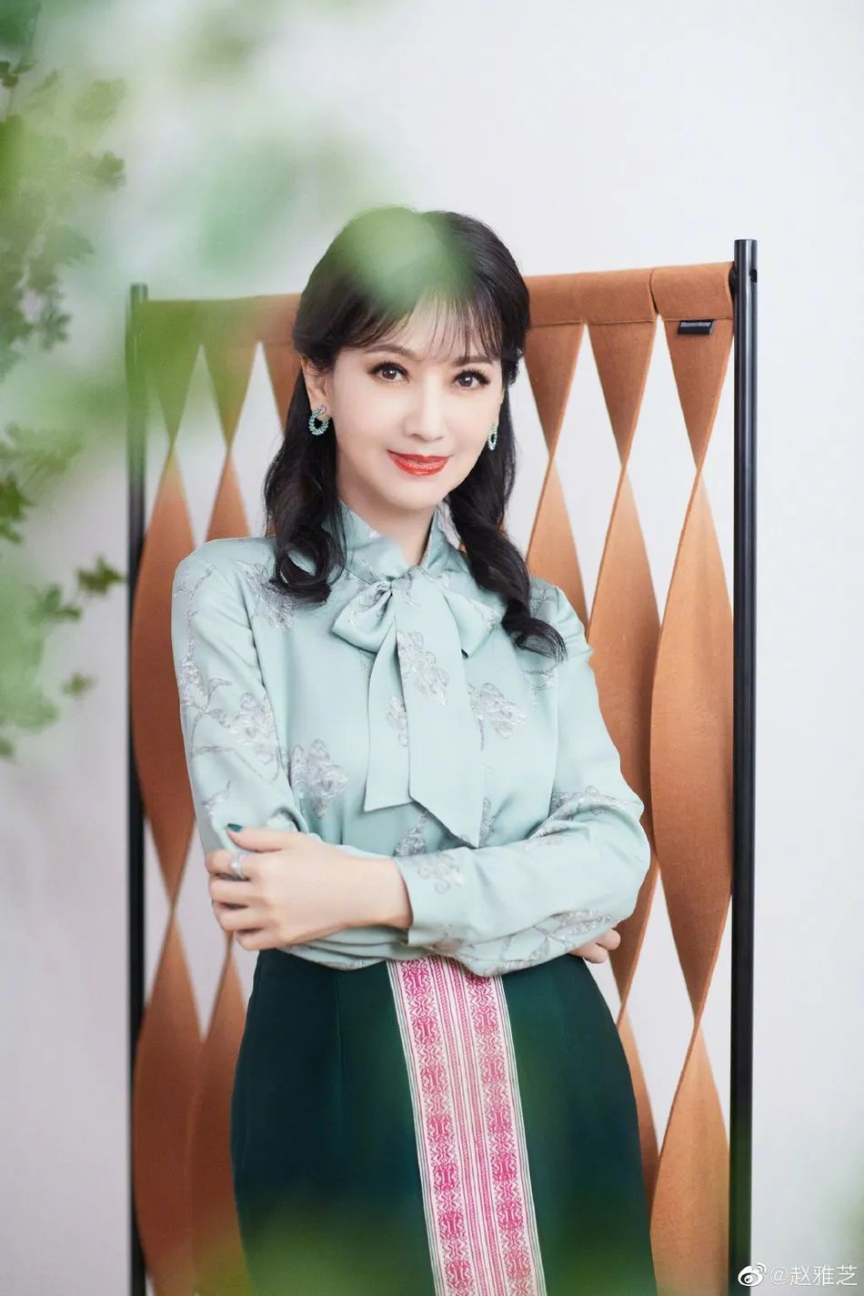 66-year-old Zhao Yazhi's latest green photo is super elegant!Snow skin ...