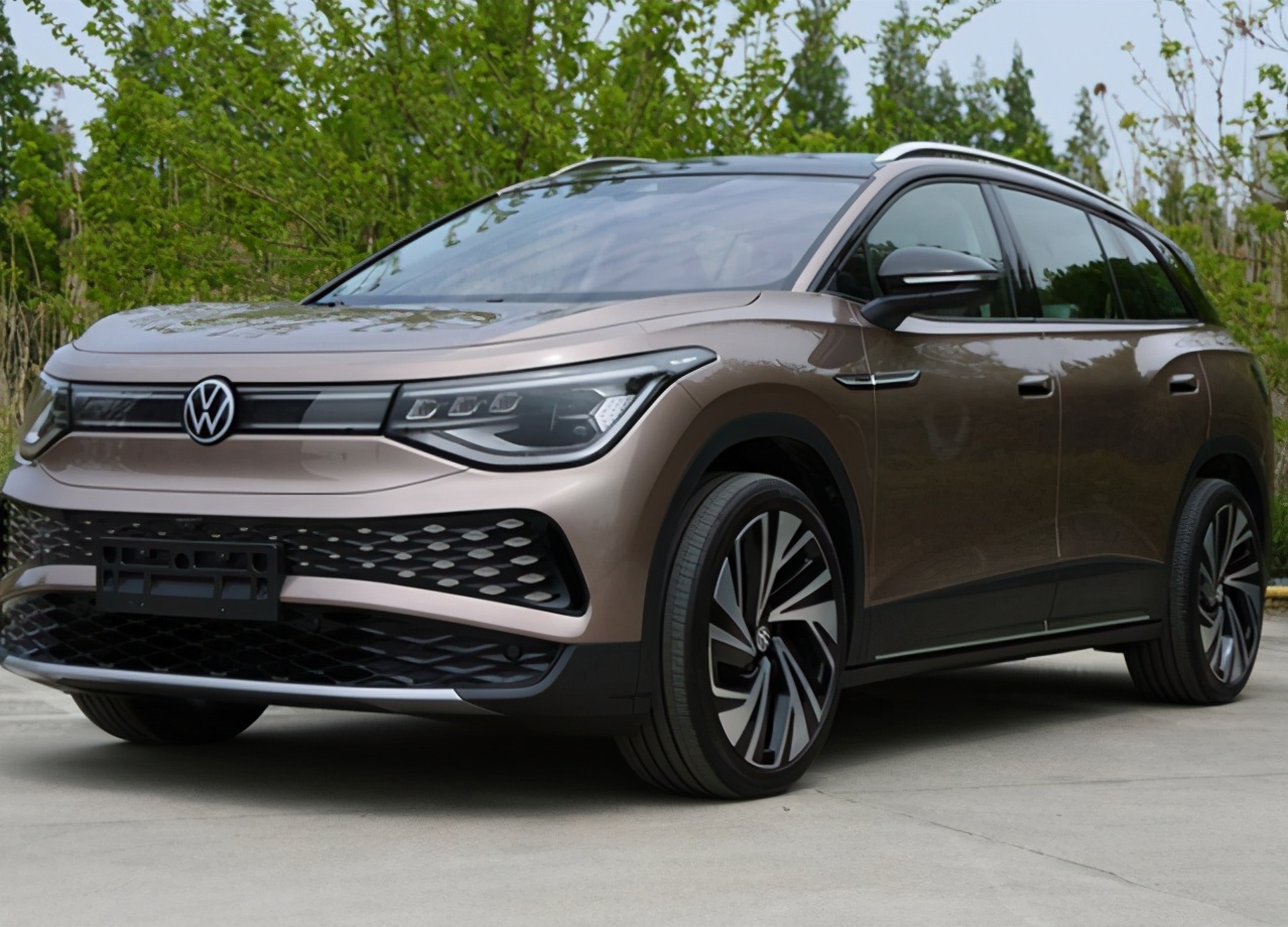 The new Volkswagen ID.6 is here!Closed grille + through taillights ...