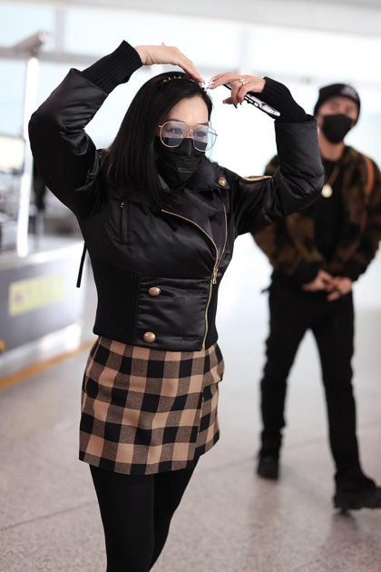 50-year-old Zhong Liti and her husband had a kiss at the airport, wearing tights and thick ...