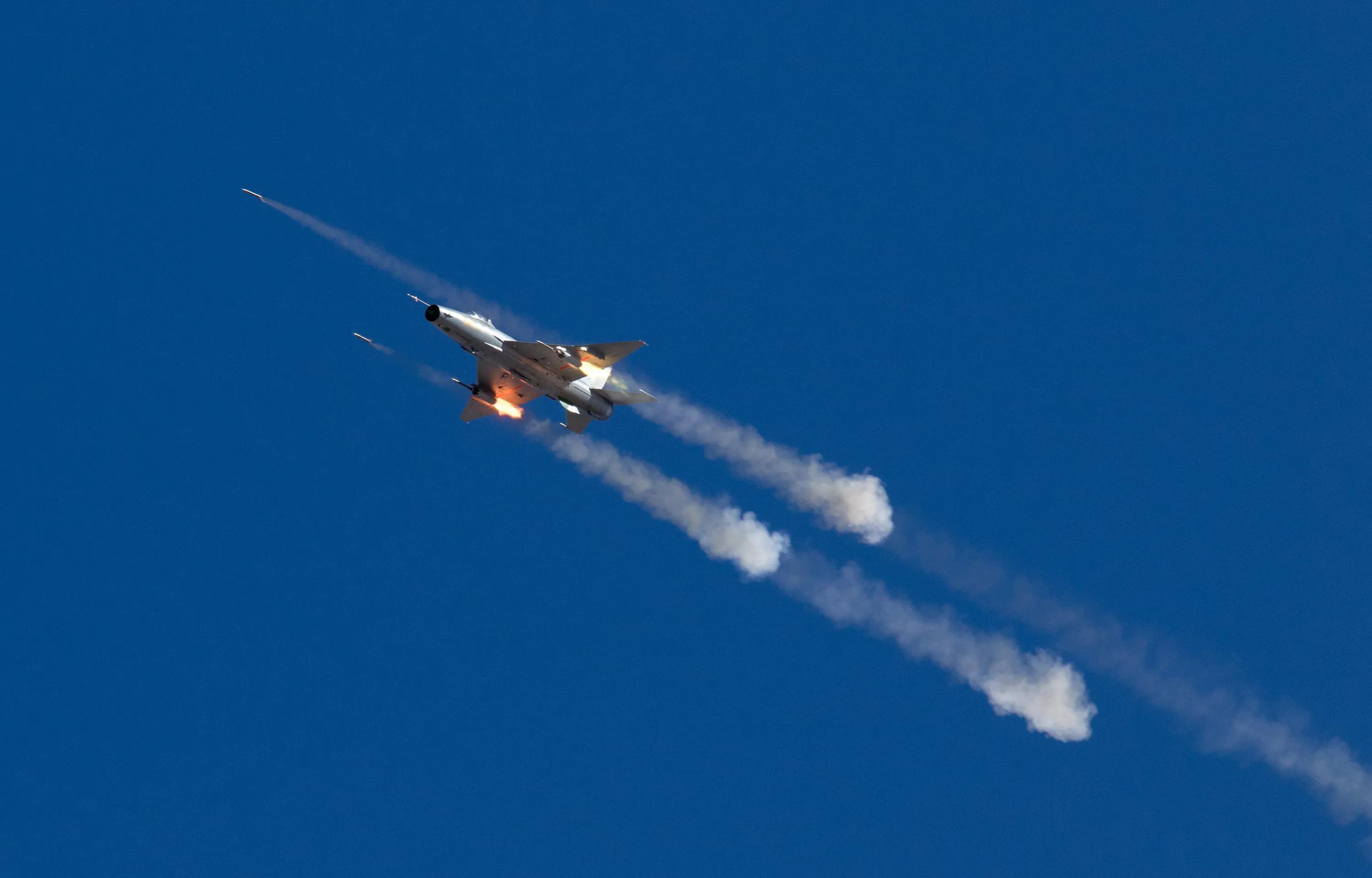 The "moulting and new flying" J-7M is refitted as J-10C to fight ...