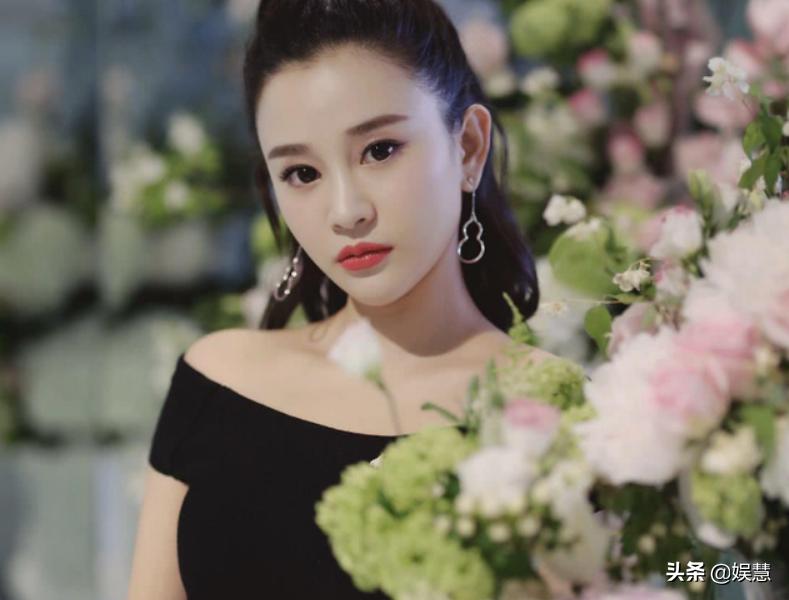 Chen Yulin took a photo with her son. The eyebrows and eyebrows of the ...