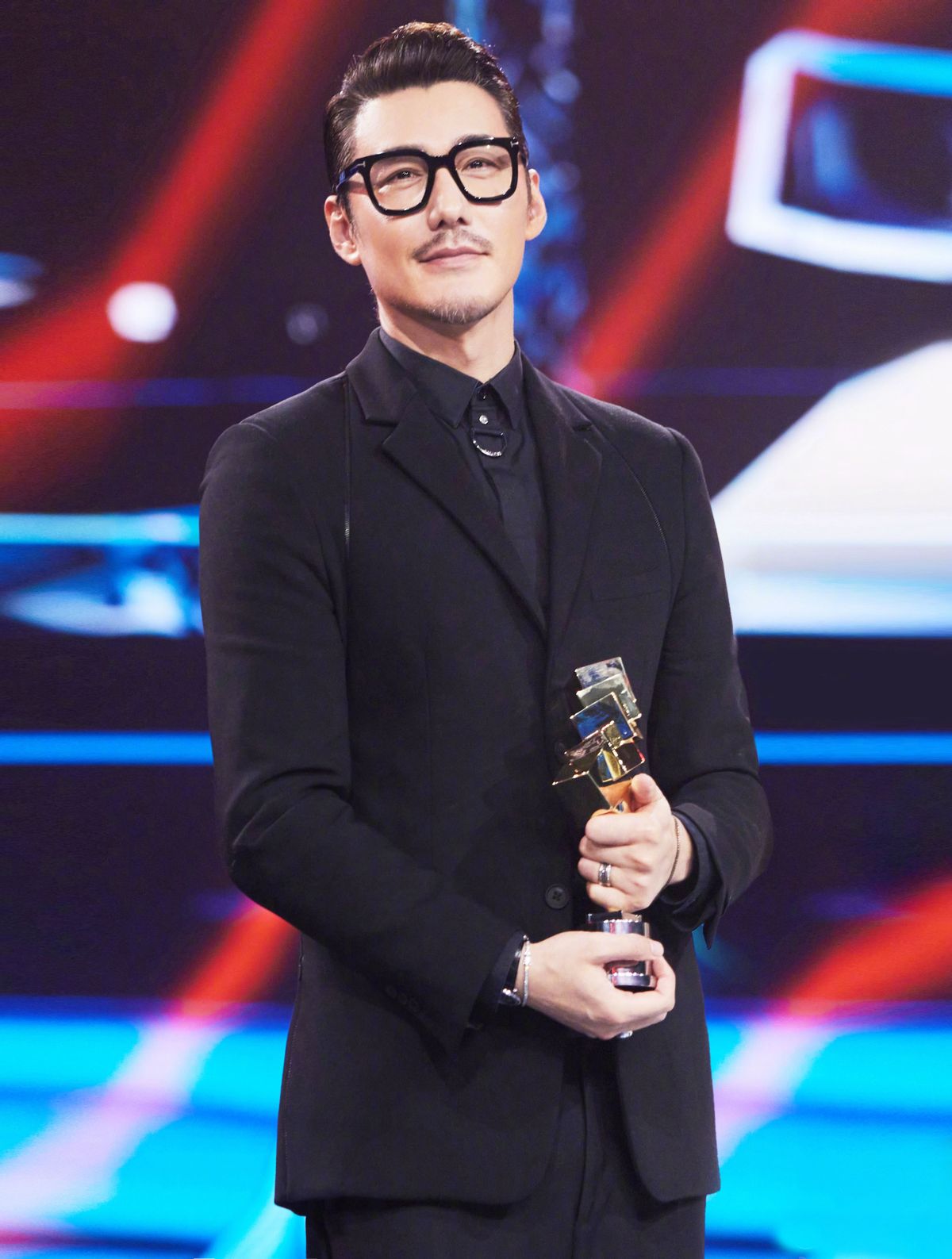 Hu Bing won the "Fashion Award" again. The 51-year-old catwalk show ...