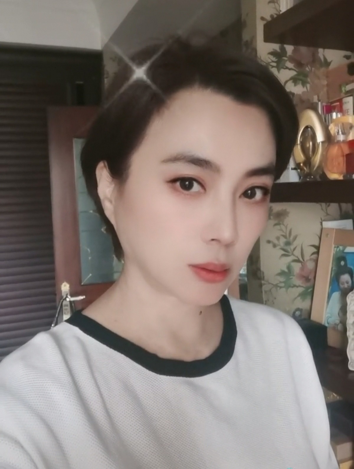 A recent photo of 58-year-old Li Lingyu has been exposed, her skin looks like a girl in her 20s ...