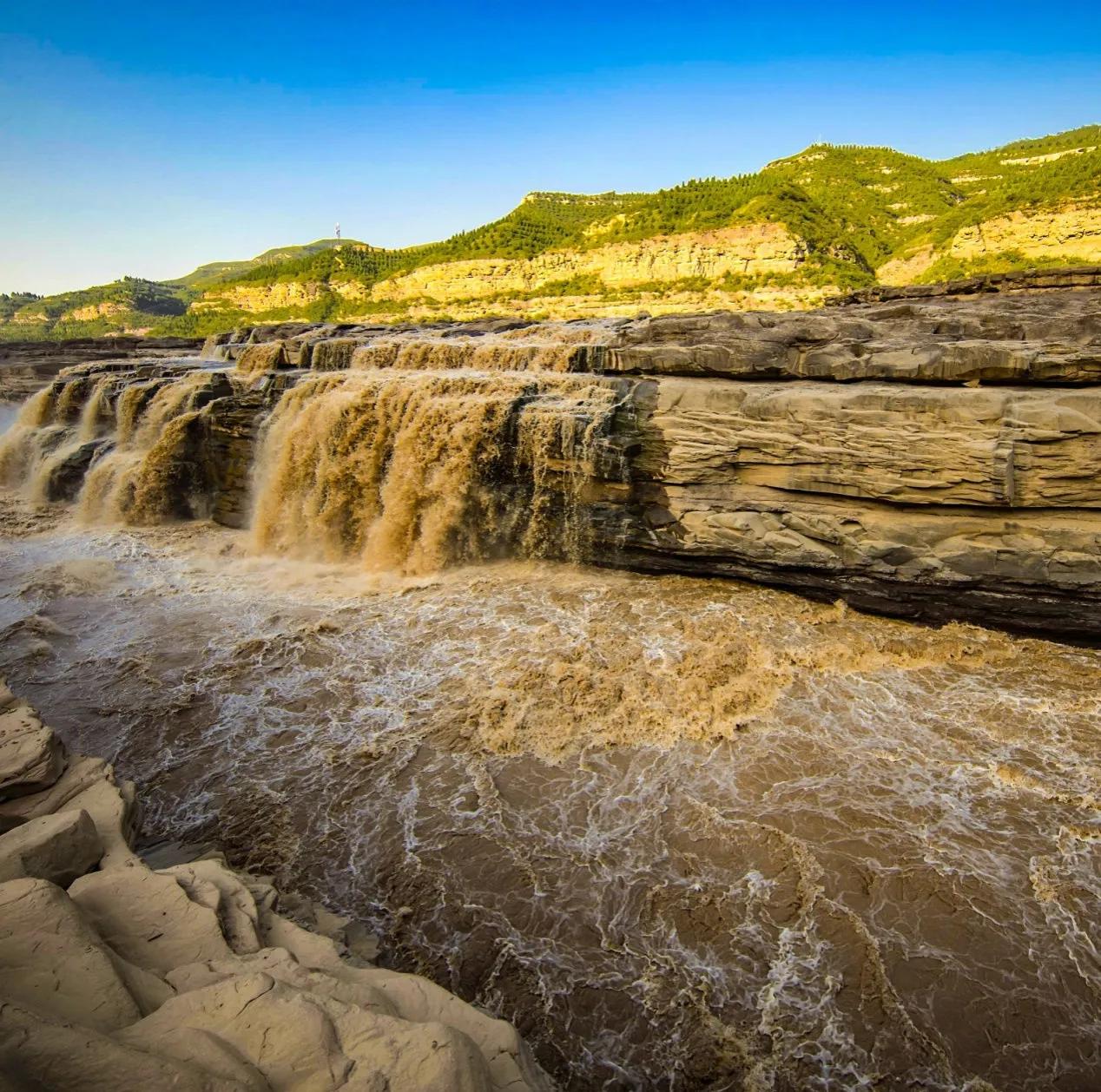 The Hukou Waterfall on the Yellow River, the largest yellow waterfall ...