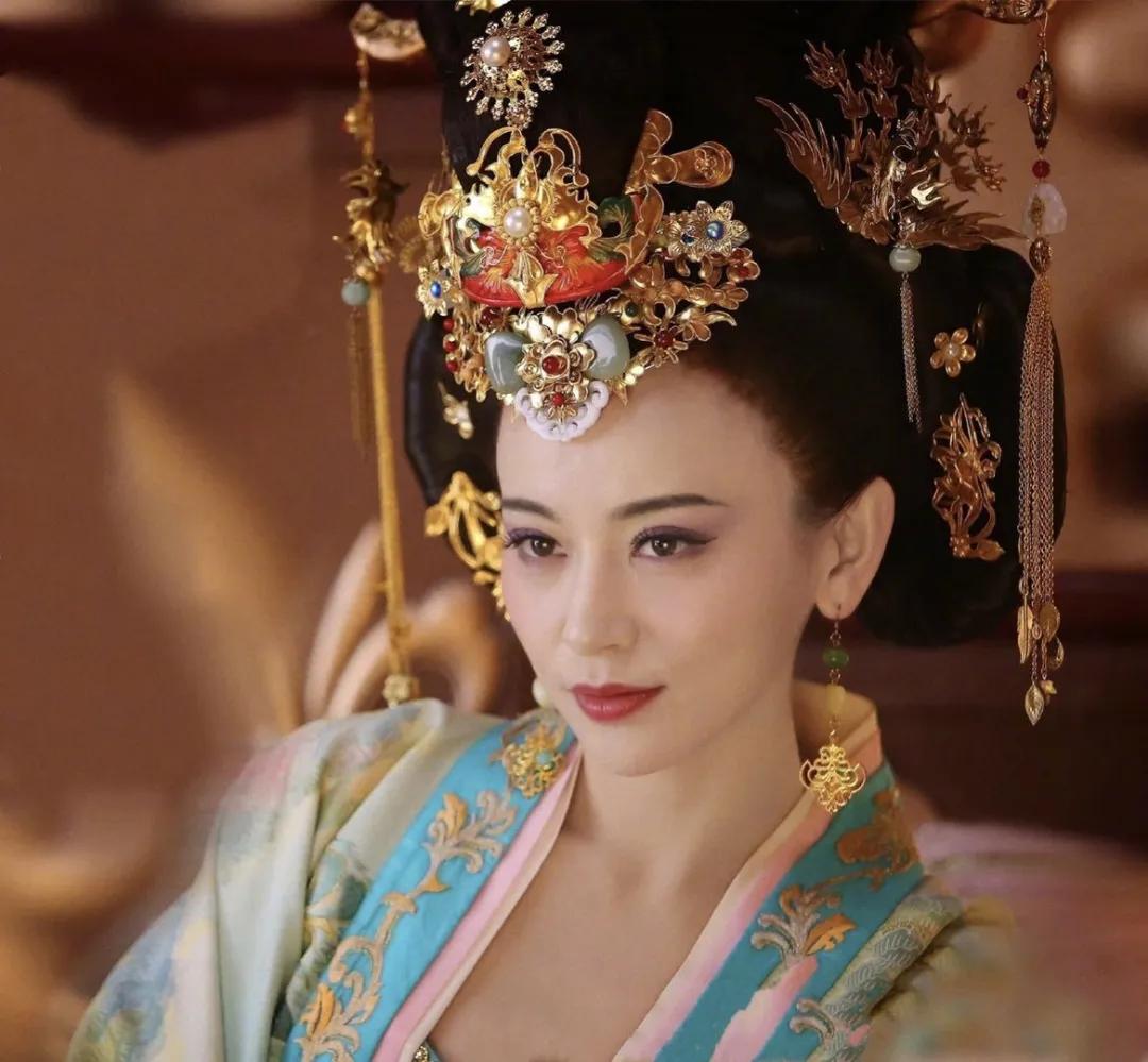 Queen's professional account: Shi Shi plays the Queen for the fourth ...