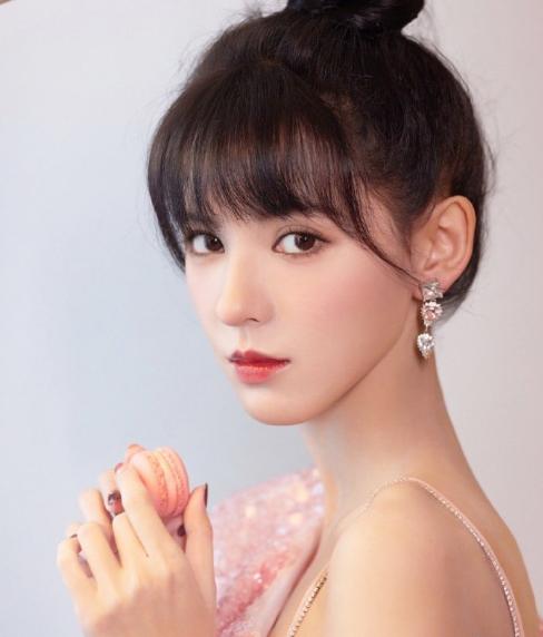 Zhang Yuxi took her parents to take wedding photos. The three of her ...