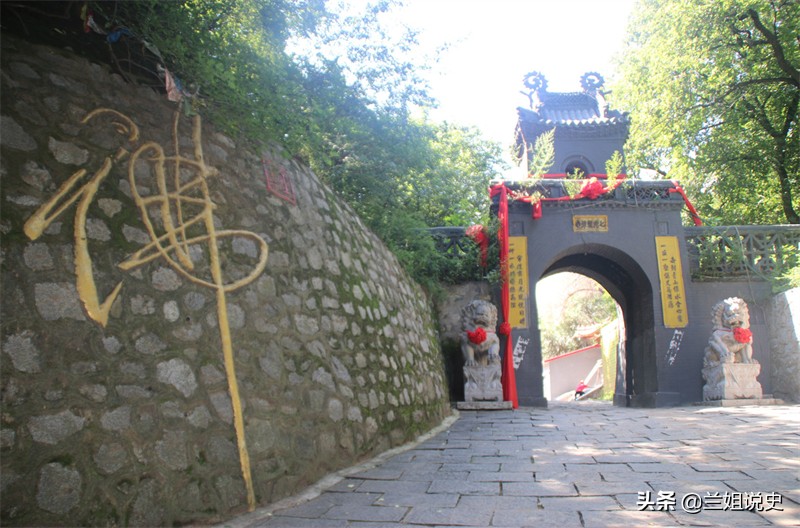 Qiding Longtan Temple in Kaiyuan City, a very famous Buddhist shrine in ...