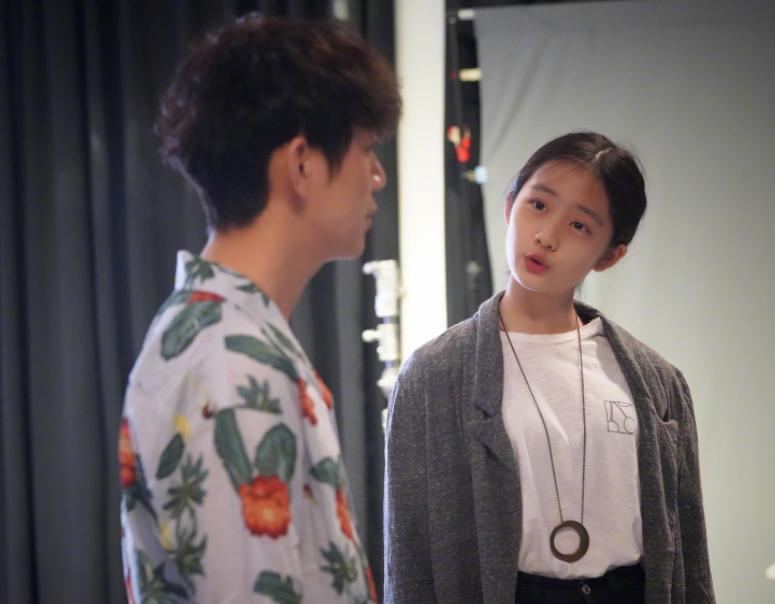 Huang Lei's 15-year-old daughter has grown up!Shui Ling's long legs are ...
