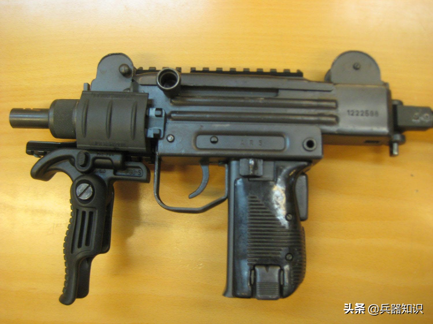 Israeli "Uzi" submachine gun - iNEWS