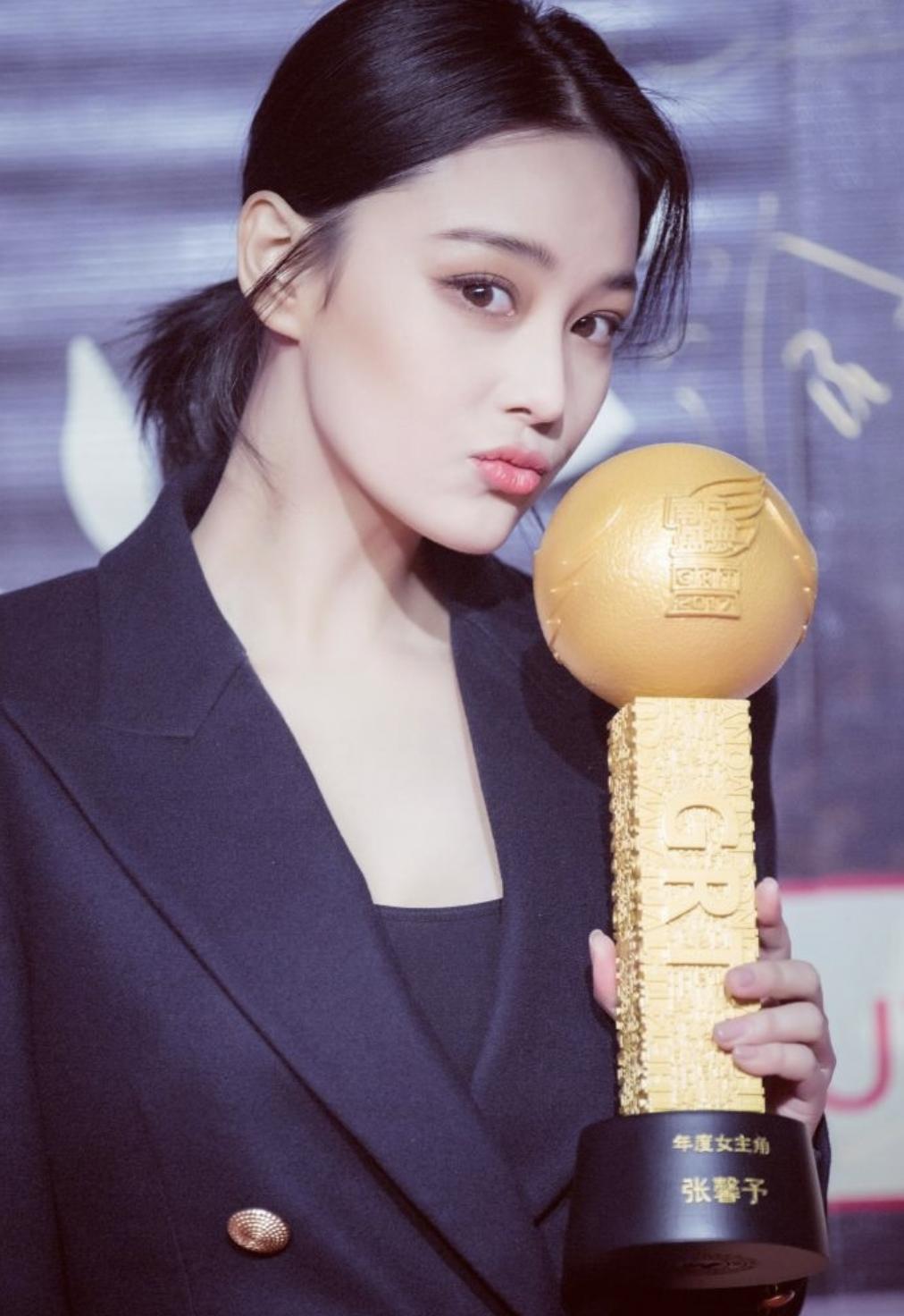 Zhang Xinyu Zhang Yuxi is more beautiful in the same frame, the black ...