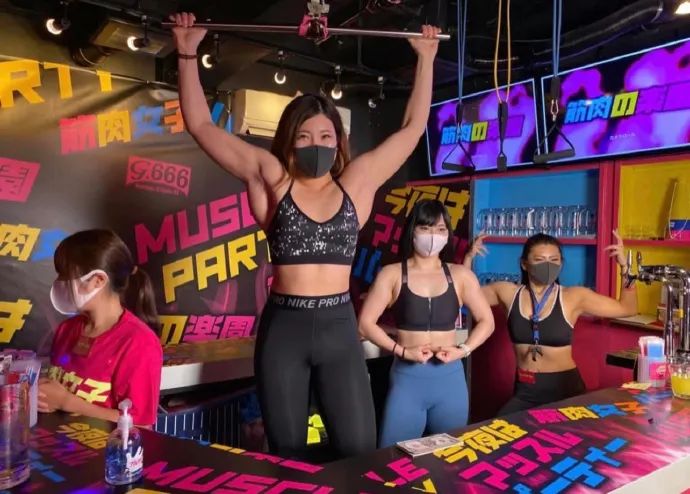 Looks loli, bodybuilder, the waiter of the Japanese muscle bar is ...