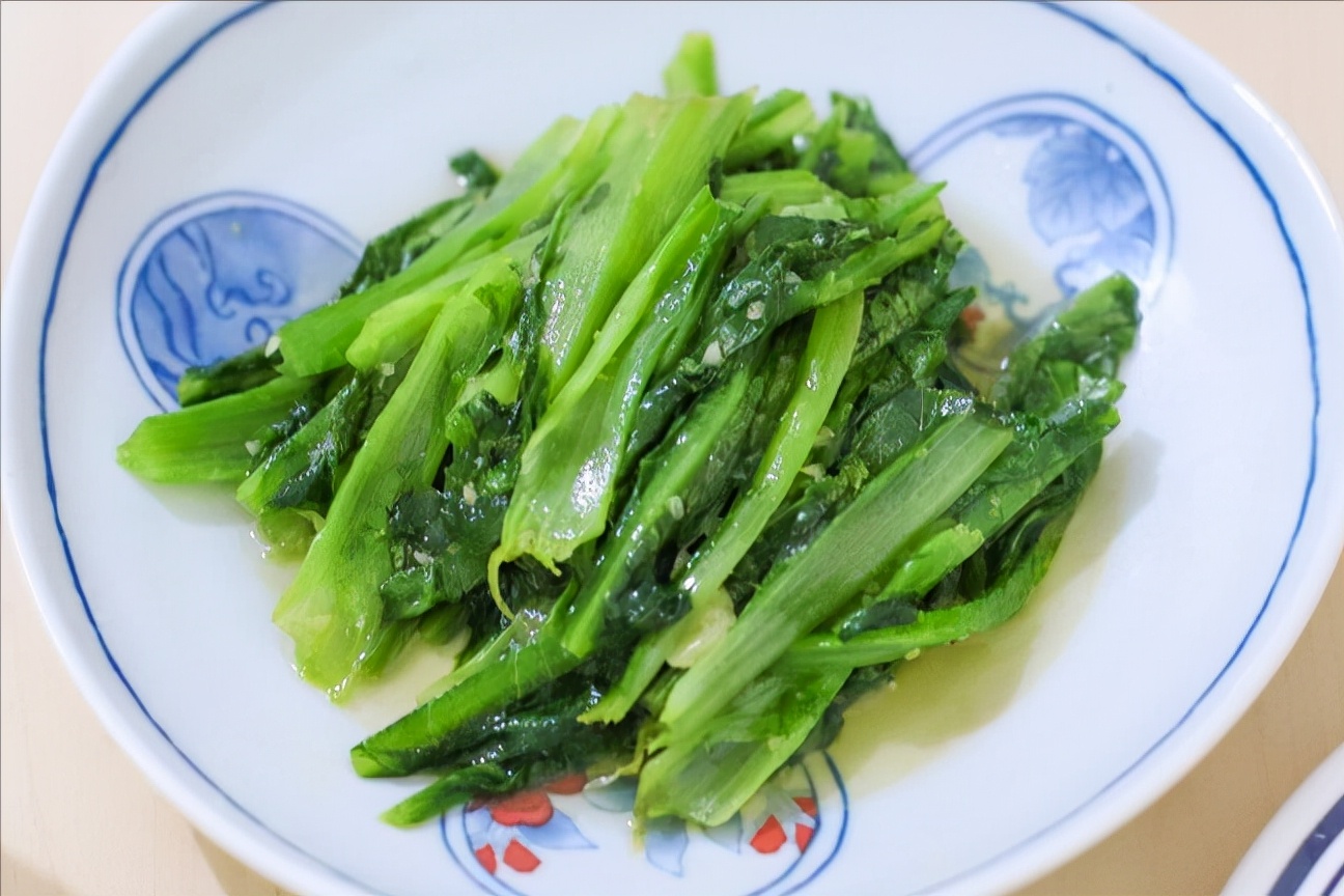 Stir-fried lettuce, if you want to not change color and not produce ...