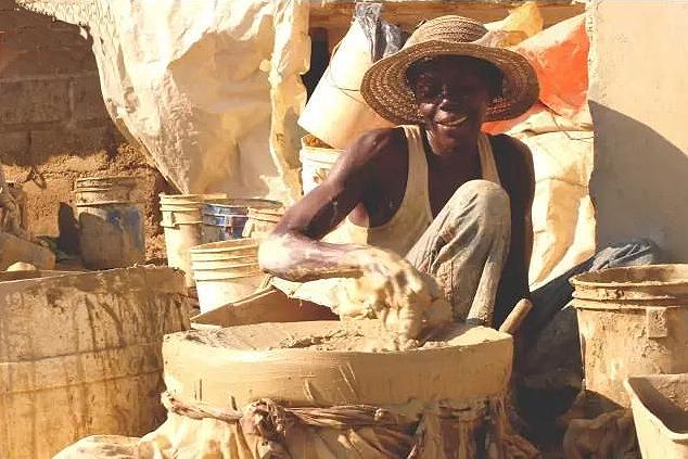 Africans are so poor that they "eat the soil" and the mud is dried ...