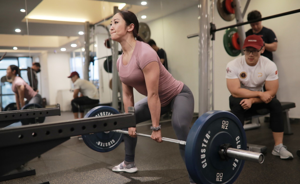 Bodybuilding goddess Mou Cong 36 recent status: single smashing iron ...