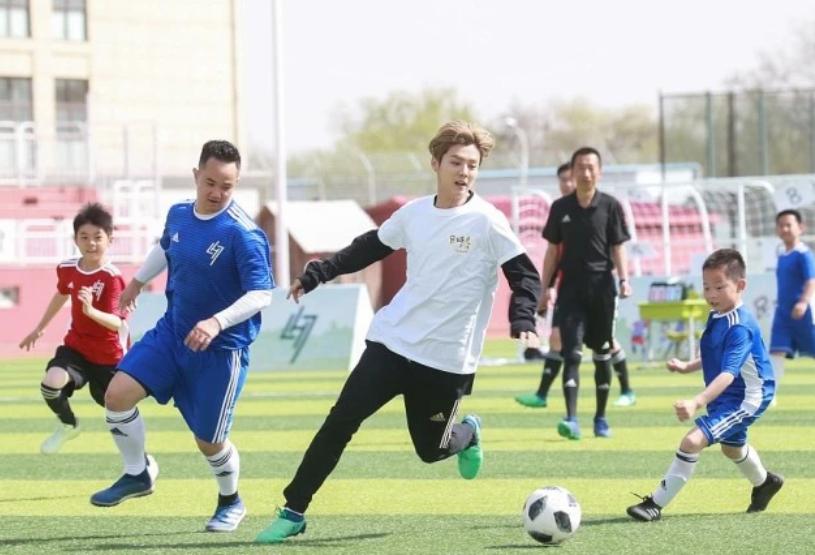 Lu Han took a photo with football players, netizens praised: Teacher Lu ...